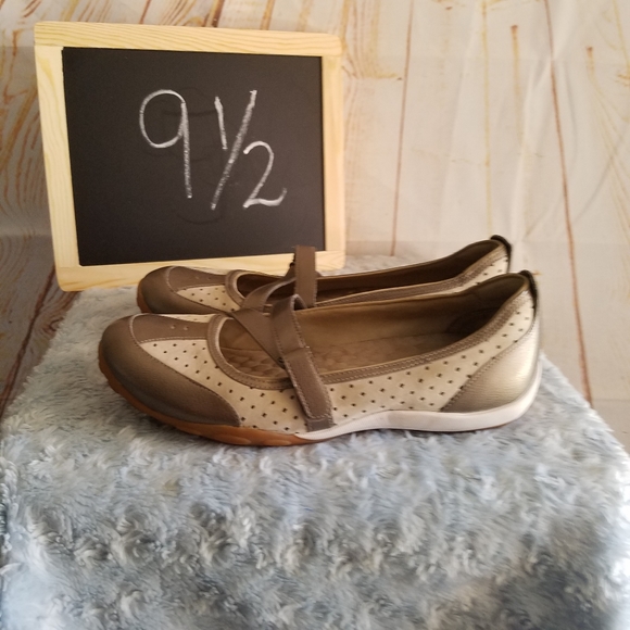 Privo | Shoes | Privo By Clarks Mary Jane Style Flats Size 9 2 | Poshmark